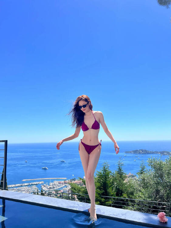 钟楚曦穿比基尼性感火辣 身材前凸后翘妩媚妙曼 | Nestia