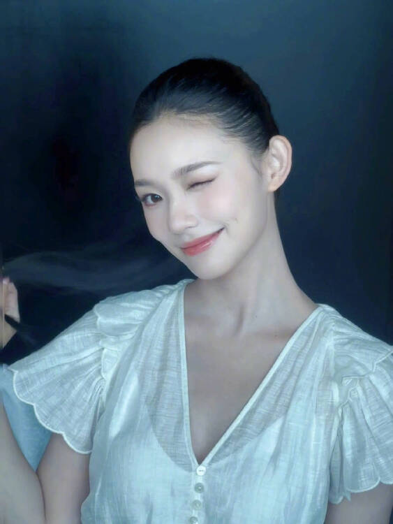 林允穿深V白裙表情可爱 对镜自拍元气满满 | Nestia