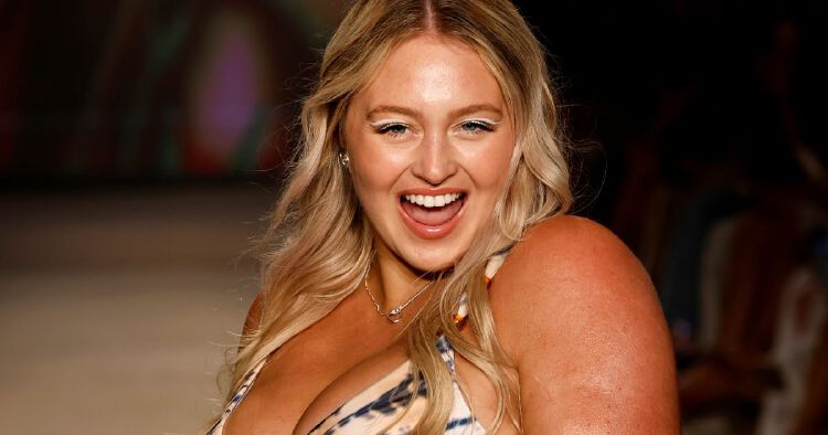 Curvy model Iskra Lawrence flaunts baby bump in bikini – but gets disturbing reaction | Nestia
