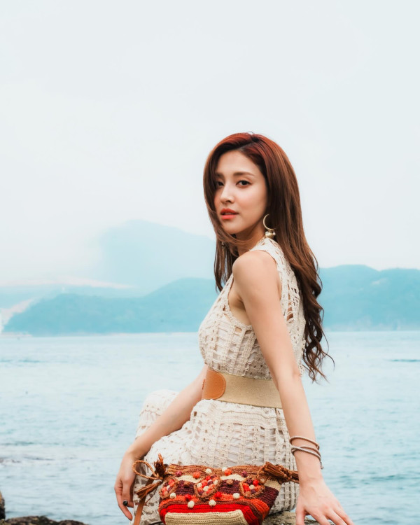 32岁陈凯琳镰仓高校前打卡！红色格仔短裙获激赞似中学生！ | Nestia