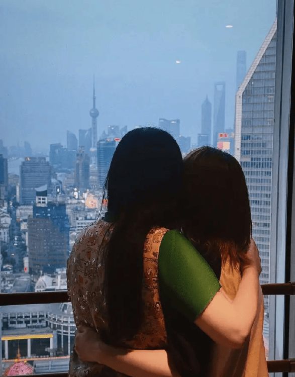 梦回《乘风2023》！龚琳娜晒与美依礼芽背影合照 | Nestia