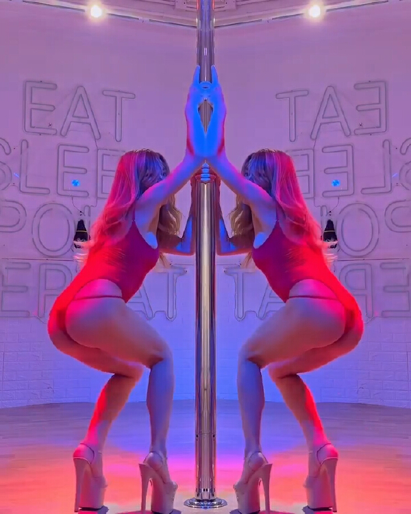 梁洛施晒童年照证由细靓到大！索爆人妻闺密美貌掀讨论激似两女星 IG藏海量性感照 | Nestia