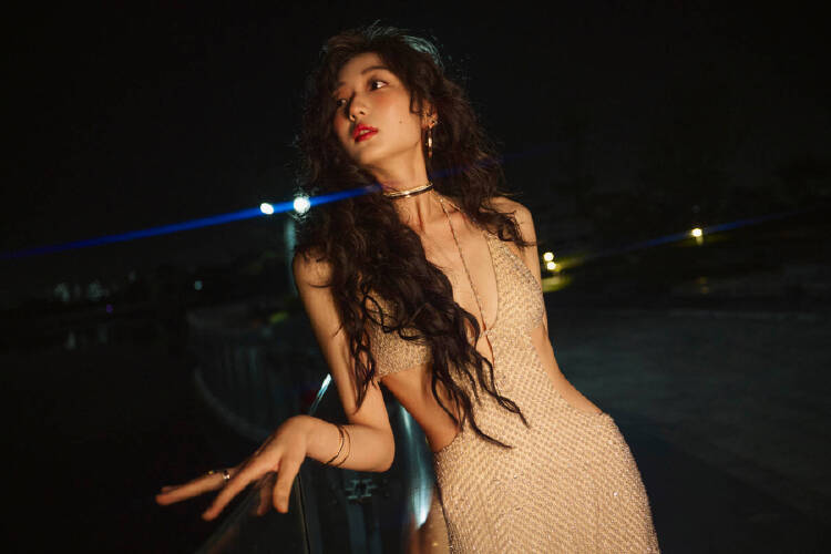 孙千穿仙裙身材凹凸有致 神态诱惑秀美背迷人性感 | Nestia