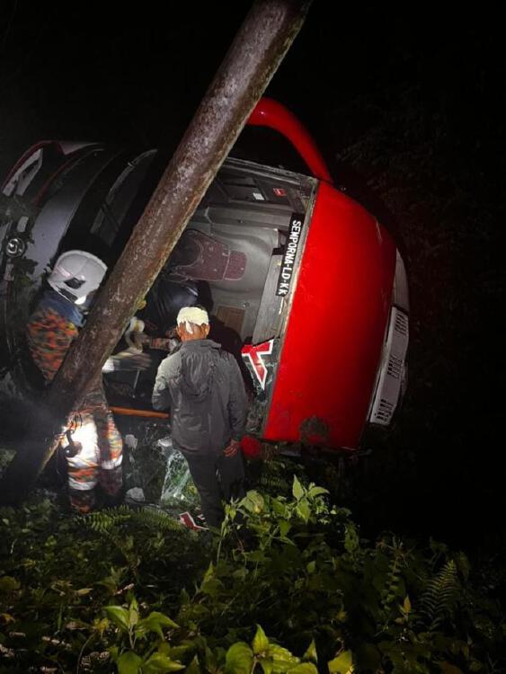 长巴坠50米深山谷 13乘客爬出巴士逃生 | Nestia