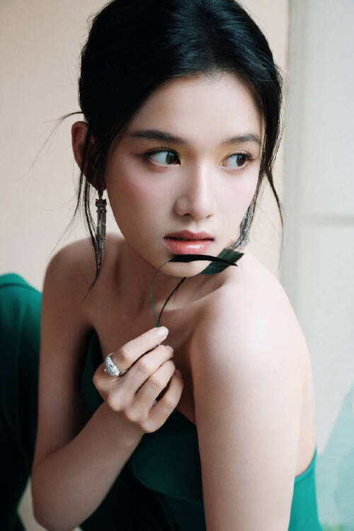 张婧仪墨绿抹胸裙唯美自然 身姿婀娜香肩锁骨诱人 | Nestia