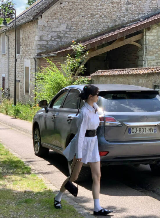 虞书欣新综艺路透少女感十足 身穿衬衫裙活泼肆意 | Nestia