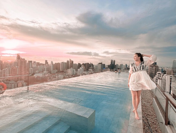 45岁姚嘉妮宣布离婚后首出Po！度假散心晒美腿 12岁仔化身「飞鱼」展泳术 | Nestia