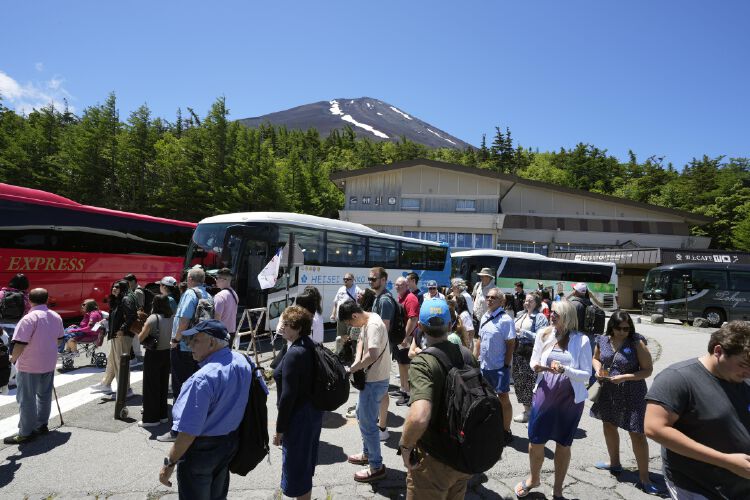 Crowd control at Japan’s Mount Fuji as hiking season begins | Nestia