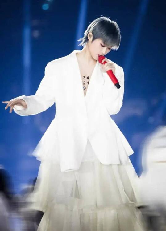 原创 李宇春的“高级脸”闪耀国外！穿深V套装配中分油头，御姐感十足 | Nestia