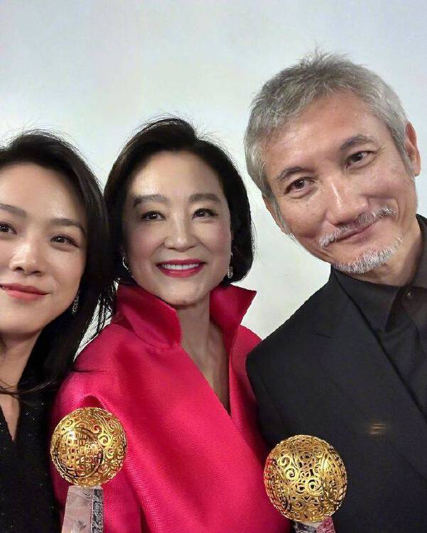 林青霞汤唯两大女神同框 甜蜜比心一脸灿笑 | Nestia