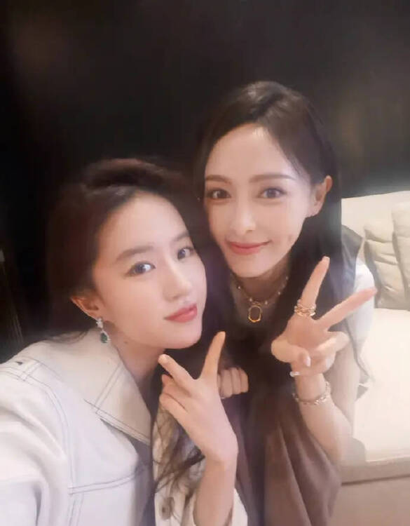 刘亦菲晒和唐嫣亲密合照 聚会自拍画面超养眼 | Nestia