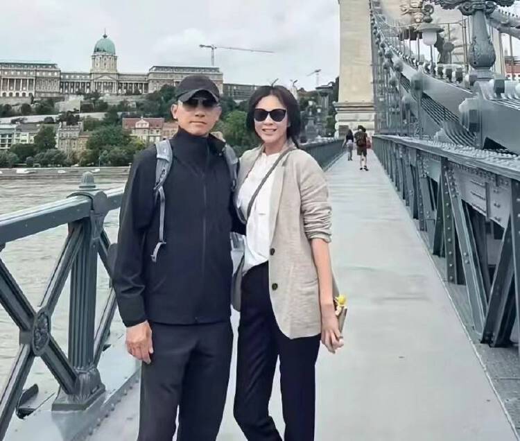 刘嘉玲梁朝伟日本聚餐 穿搭简约状态年轻 | Nestia