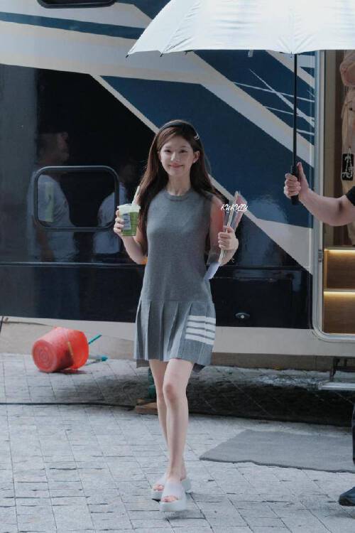 赵露思最新路透照又甜又美 手捧抹茶笑容阳光治愈 | Nestia