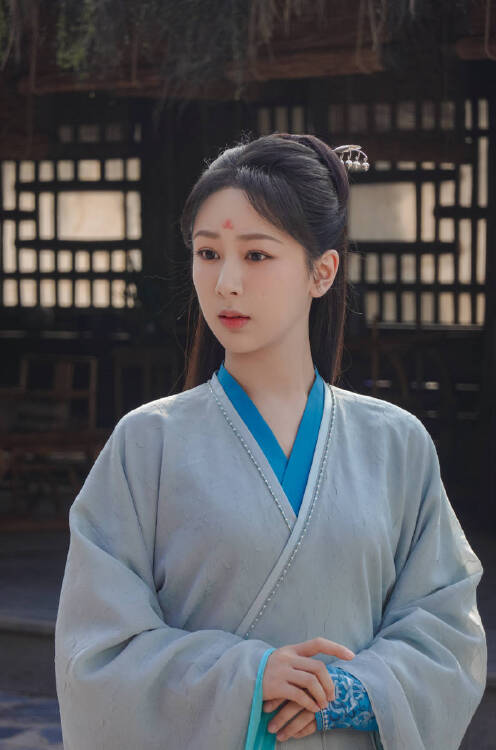 杨紫穿唐服拿团扇古色生香 眉间画花钿婀娜多姿 | Nestia