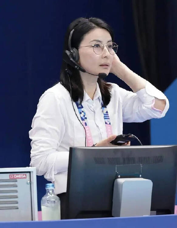 郭晶晶奥运裁判长造型曝光 穿衬衣戴眼镜又美又飒 | Nestia