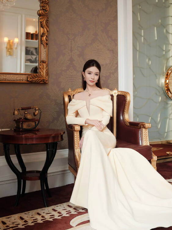 文咏珊百花奖造型写真释出！穿淡黄深V裙气质优雅 | Nestia