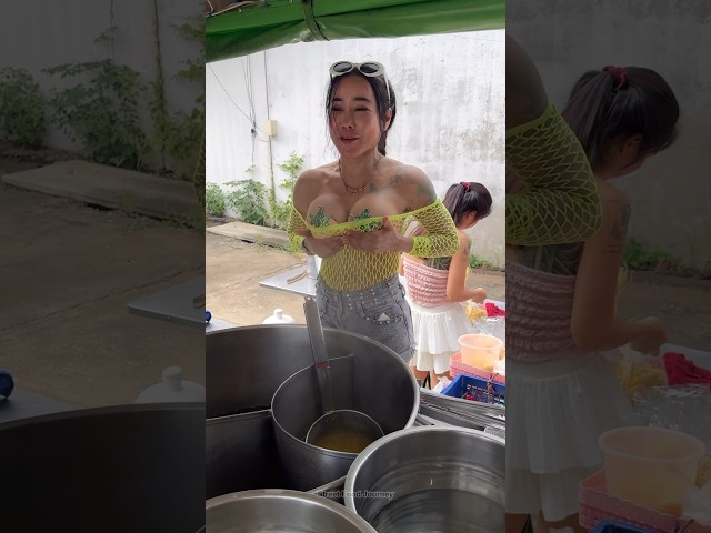 The Most Famous Noodle Lady In Thailand - Thai Street Food | Nestia