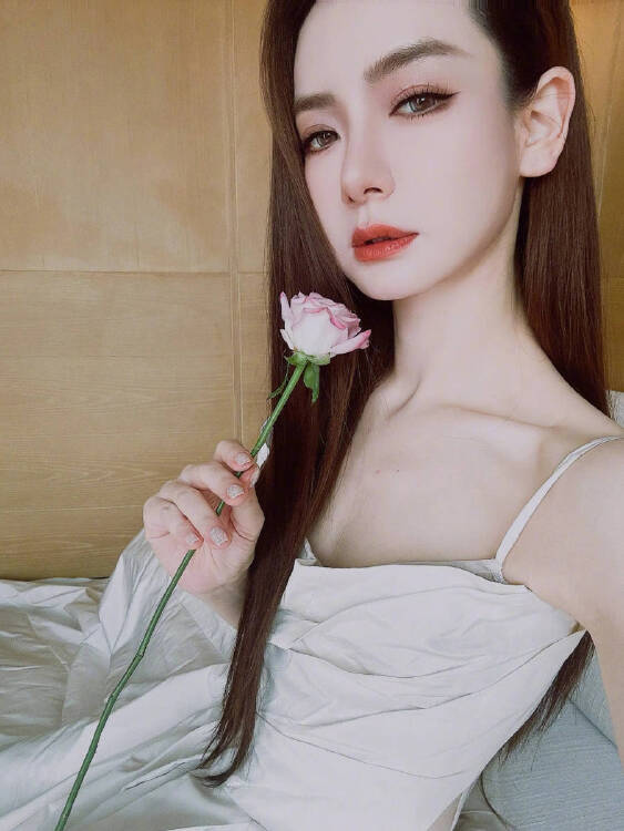 戚薇晒婚纱自拍照 手拿玫瑰人比花更娇 | Nestia