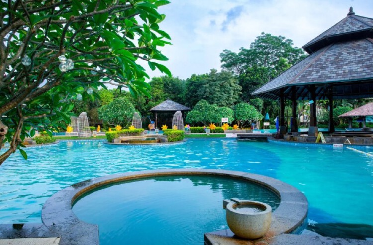 日痴汉DIY「岩石相机」 偷拍1000女更衣泡温泉 | Nestia