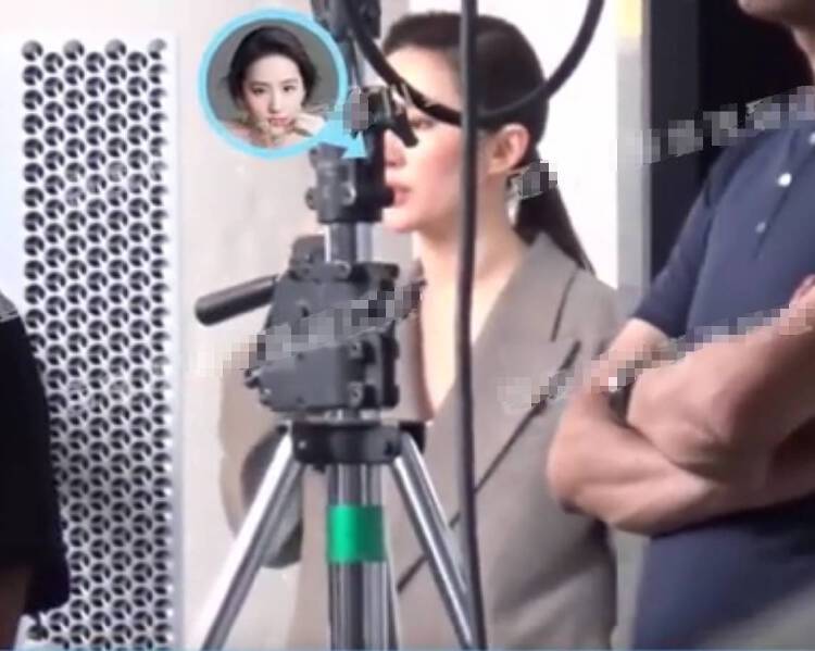 刘亦菲摄影棚工作视频曝光 穿超短裙大秀美腿 | Nestia