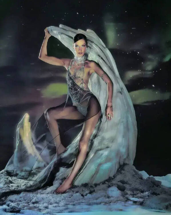 Bella Hadid披黑纱秀火辣身材 变暗夜女神性感神秘 | Nestia