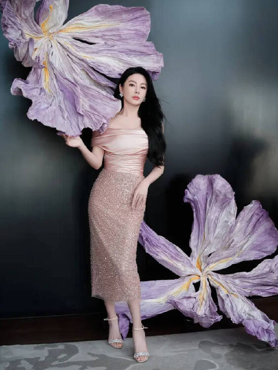 张雨绮穿一字肩包臀裙身材火辣 大波浪卷发超妩媚 | Nestia