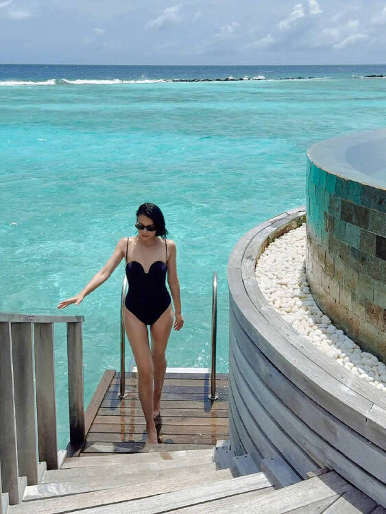 胡杏儿晒大量泳装照秀性感身材！脸型抗老状态超棒 | Nestia