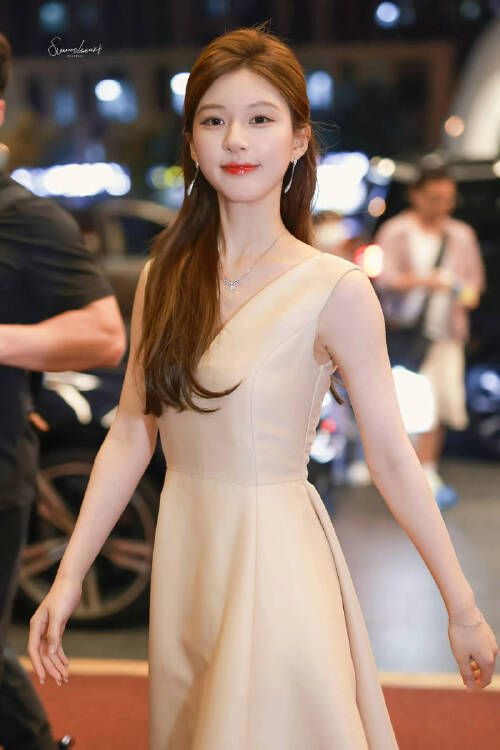 赵露思穿裸色深V礼服精致优雅 气质脱俗千金感拉满 | Nestia