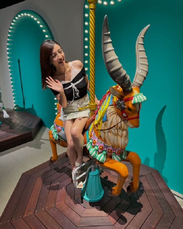 34岁前TVB主播陈嘉倩游日穿搭玩「蕾丝诱惑」 穿低胸吊带依然少女味浓 | Nestia