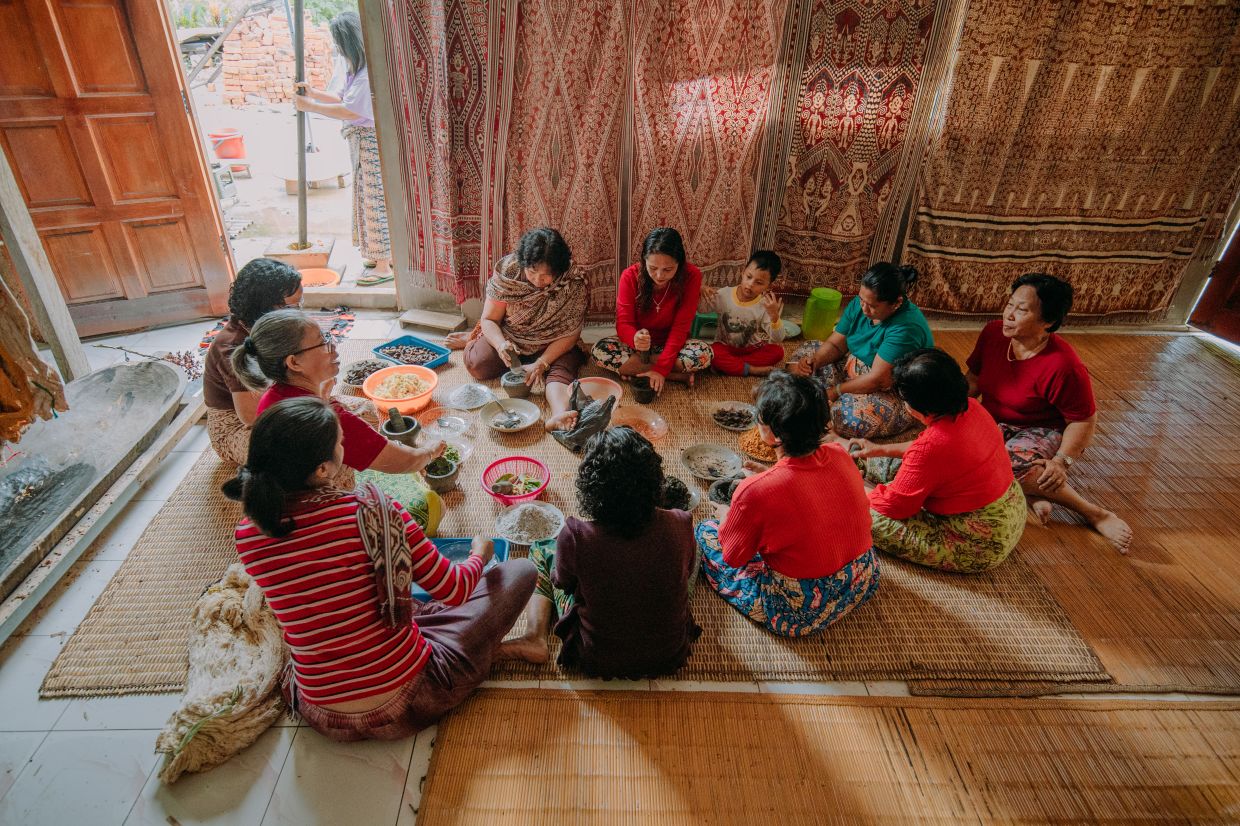 This Malaysian carries on her family tradition as the master weaver of ...