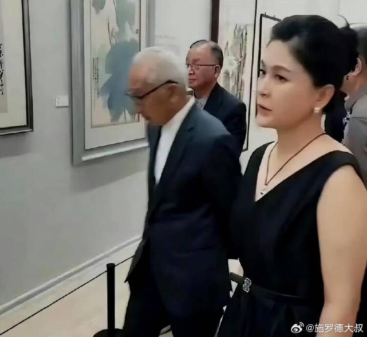 Chinese Oil Painter, 90, And His 46-Year-Old Actress Wife Go Viral For Their 44-Year Age Gap ...