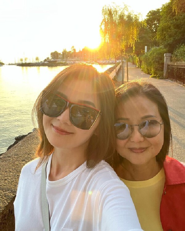 阿Sa 96岁嫲嫲XX沾手周围揽 被曾孙偷吻冧爆 20人于半山豪宅巨厅大合照 | Nestia