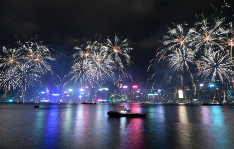 国庆75周年︱烟花璀璨耀维港 无人机取消观众感可惜：好事多磨 | Nestia