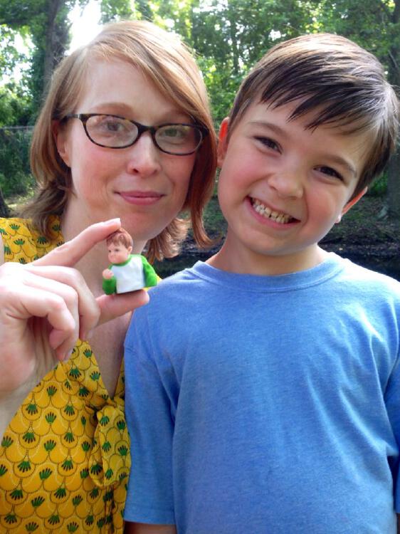 网喊认不出！超出名梗图「握拳宝宝」⚡已经18岁了！罕见『帅气近照』大曝光！ | Nestia