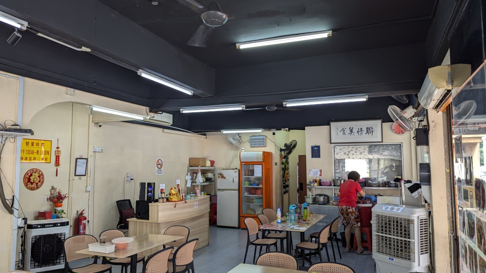 Restoran Lian Bee continues to serve the same renowned Hokkien mee that ...