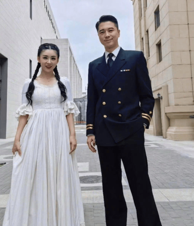 原创 瘦下来的李小萌太惊艳！一袭白裙美如仙女下凡，38岁两娃妈竟似少女般娇嫩 | Nestia