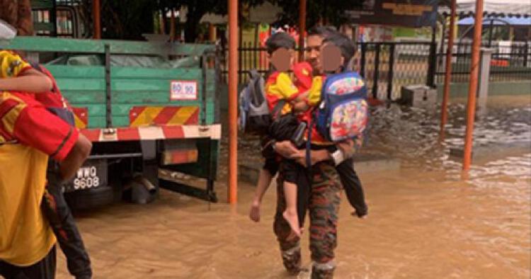 洪水冲入幼儿园课室 学童站桌上待救援 | Nestia