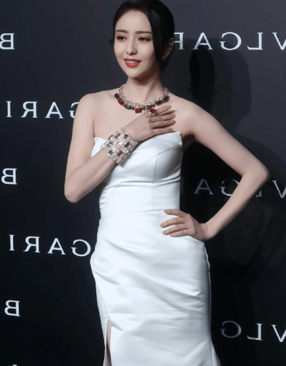 原创 佟丽娅离婚后身材暴涨！紧身抹胸裙穿出3D立体感 | Nestia