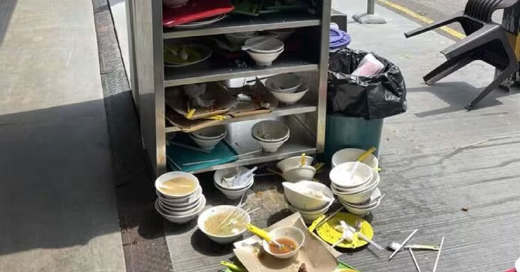 Diners Put Trays on the Floor As Cleaner Wasn’t Able to Clear Trays on ...