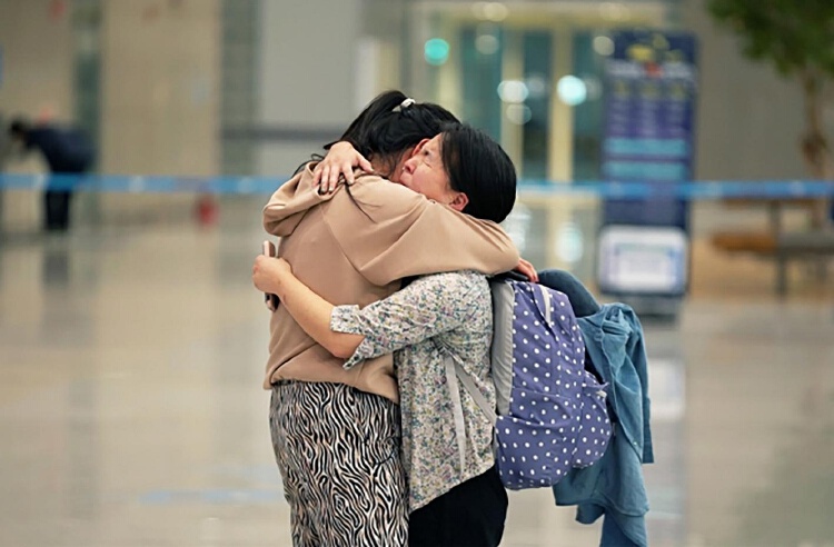 South Korean adoptee sisters meet for the first time in 39 years | Nestia
