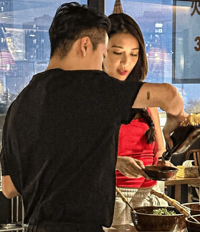 原创 薛凯琪和朋友吃火锅被偶遇，穿吊带性感又纯欲，43岁看起来像23岁 | Nestia