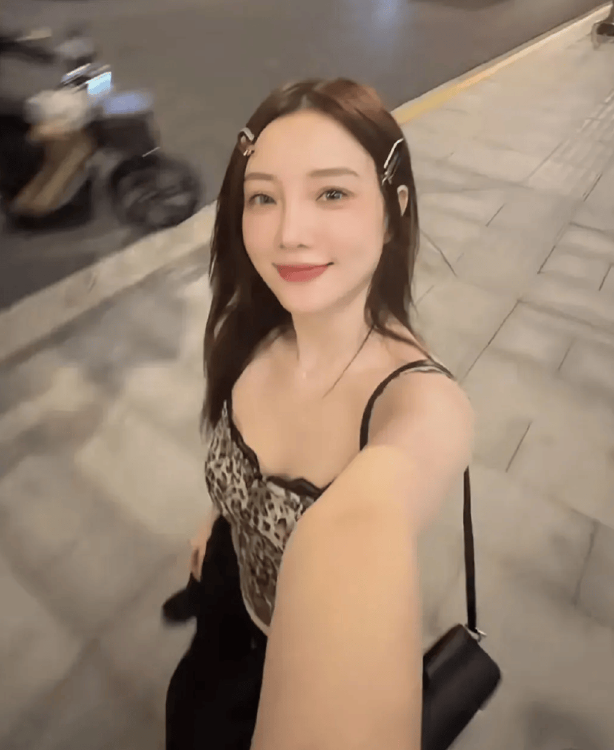 原创 43岁李小璐彻底放飞自我！穿豹纹吊带水嫩如蜜桃，纯欲魅力无法抵挡！ | Nestia