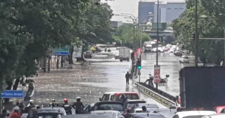 豪雨来袭闪电水灾 巴生莎阿南交通大乱 | Nestia