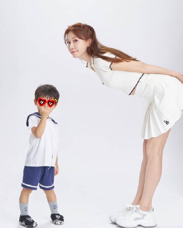 林志玲2岁囝囝正面照激罕曝光！与爸爸AKIRA似足饼印？ 母子穿水手服温馨同框 | Nestia