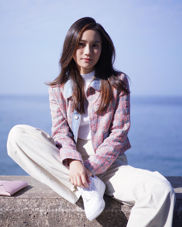 Mandy Lieu英国生图曝光！搬离亿万豪宅 朴素打扮零化妆状态惊人 | Nestia