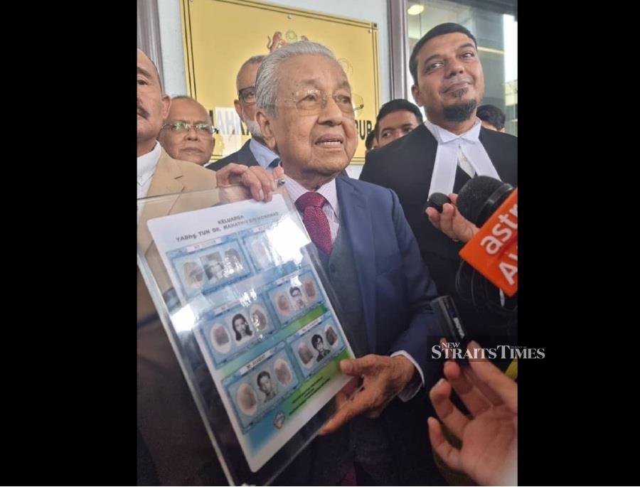 Mahathir shows old ICs and birth certificates in defamation case | Nestia
