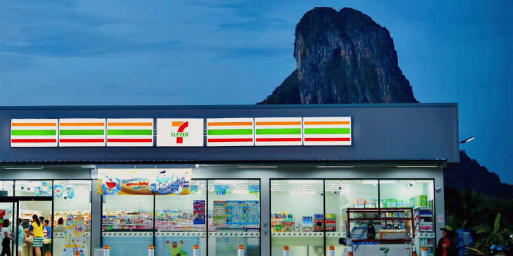 7-Eleven in Thailand features rocky mountain backdrop, resembles iconic mt fuji photo spot in ...