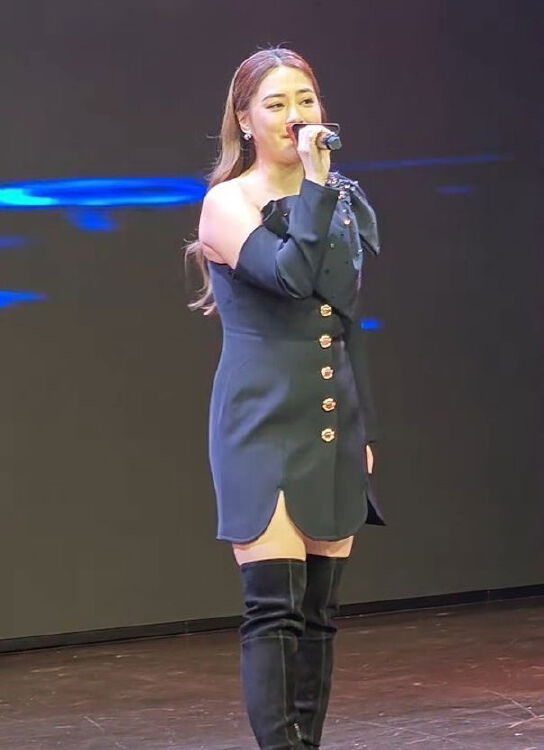 锺欣潼伦敦巡唱身型再暴涨 网民：是不是被人P图？ | Nestia