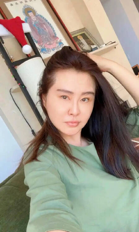 57岁王祖贤最新自拍照曝光！素颜出镜撩头发状态佳 | Nestia