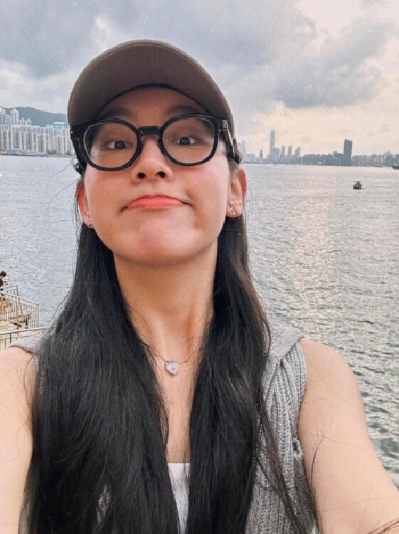 炎明熹突袭尖沙咀及旺角 广告应援前快闪打卡感激歌迷支持 | Nestia